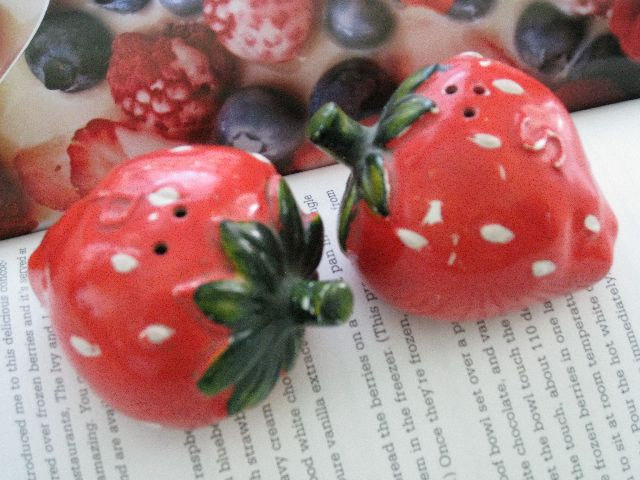 Strawberry Salt N Pepper Shakers Vintage Made In Japan on Luulla Strawberry Salt N Pepper Shakers Vintage Made In Japan on Luulla